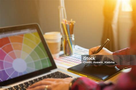 인터랙티브 펜 디스플레이 컴퓨터에서 디지털 드로잉 태블릿 및 펜으로 작업 하는 그래픽 디자이너 아티스트 크리에이티브 디자인 일러스트레이터 그래픽 태블릿은 책상에서 작업을