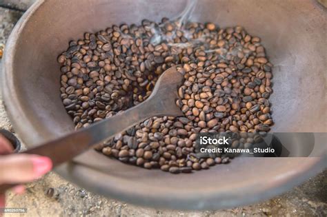 전통적인 방법으로 커피 원두를 로스 팅 하는 작업자 20 29세에 대한 스톡 사진 및 기타 이미지 20 29세 갈색 구이