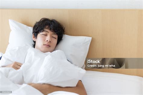 침대에서 편안하게 자고 있는 남자 20 24세에 대한 스톡 사진 및 기타 이미지 20 24세 남성 남자 Istock