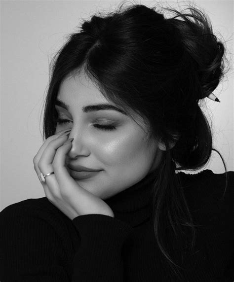 اكتشف عالم الأناقة مع 21 من أفكار صور بنات ابيض واسود وصورة أنثى