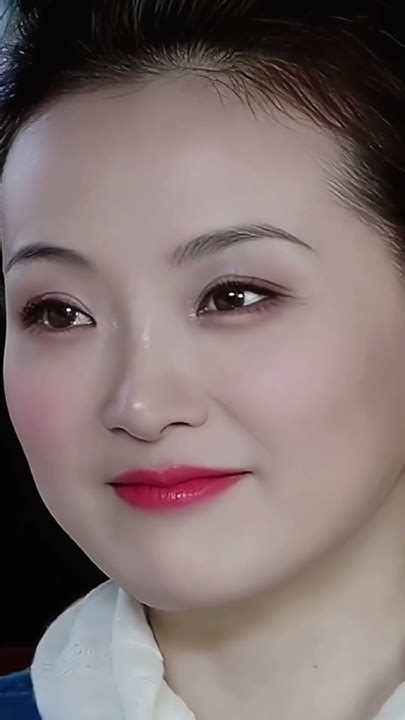 美女王艳，因在《还珠格格》饰演晴格格一炮而红，清纯美麗。 Youtube