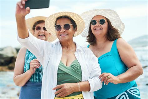 Sabemos Todo Sobre Esta Tendencia De Selfie Un Grupo Maduro De Amigos Parados Juntos Y Usando