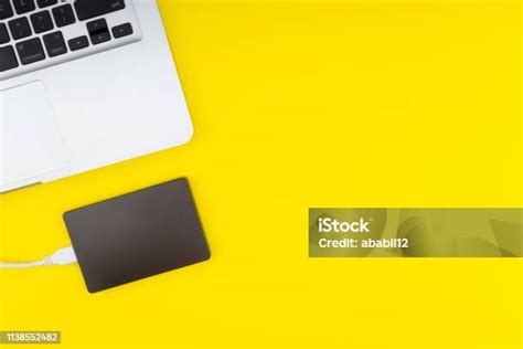 노트북 키보드 스토리지 드라이브 또는 하드 디스크 노란색 배경 0명에 대한 스톡 사진 및 기타 이미지 0명 3월 Usb 메모리 Istock