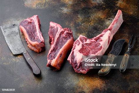 오래된 정육점 칼로 오래된 정육점 칼로 다양한 고전적인 대체 생고기 송아지 쇠고기 스테이크 건조 숙성 토마호크 T 뼈 또는 포터 하우스 및 클럽 스테이크 세트 오래된 어두운