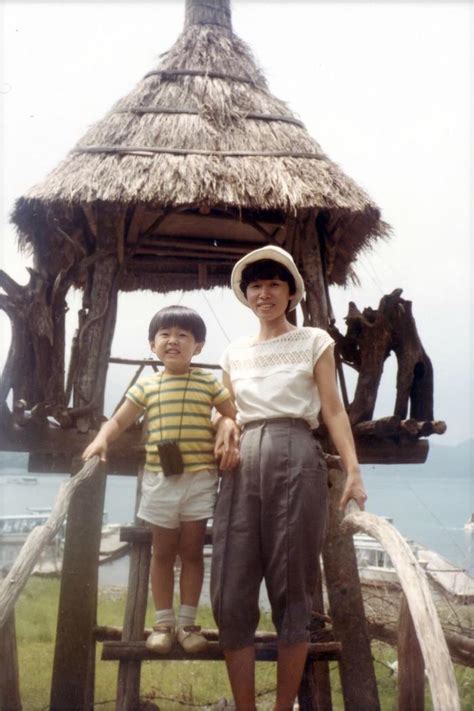 有网友晒出周杰伦的修复照片，周董和妈妈的合照真的是很可爱了！