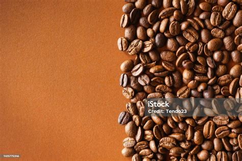 갈색 종이 배경에 볶은 커피 원두 가득 찬에 대한 스톡 사진 및 기타 이미지 가득 찬 곡초류 구이 Istock