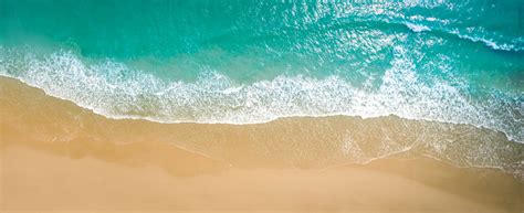 텍스트에 대한 복사 공간이있는 청록색 물이있는 아름다운 바다 풍경 해변의 무인 항공기에서 항공 이미지를 볼 수 있습니다 청록색 물 공중 Uav 무인 항공기 샷과 아름다운