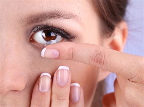 How To Wear Contact Lenses A Guide For The Beginners Framesbuy