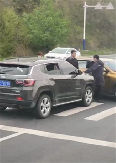 X2过路口遭Jeep指南者抢绿灯撞上侧面被撞出裂口 新浪汽车