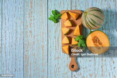 얇게 썬 잘 익은 멜론과 신선한 민트를 나무 테이블에 올려 놓고 정상을 볼 수 있습니다 0명에 대한 스톡 사진 및 기타 이미지 0명 건강관리와 의술 건강한 식생활