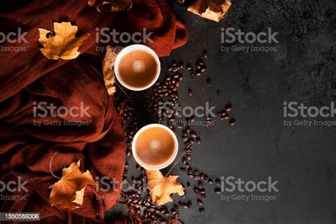 어두운 배경에 커피와 종이 컵 가을 커피 구성 테이크 아웃 커피 단풍 나무 잎 갈색 스카프 플랫 레이 0명에 대한 스톡 사진 및 기타 이미지 Istock
