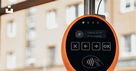 기둥에 있는 전자 장치의 클로즈업 사진 Unsplash의 무료 에스토니아 이미지