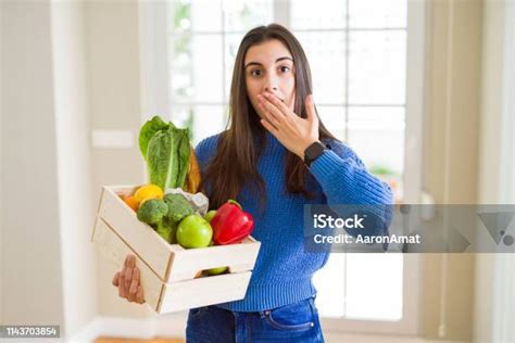 건강 한 식료품이 가득 나무 상자를 들고 아름 다운 젊은 여자는 실수에 대 한 수치와 충격 두려움의 표현 침묵에 무서 워 비밀 개념 가득 찬에 대한 스톡 사진 및 기타