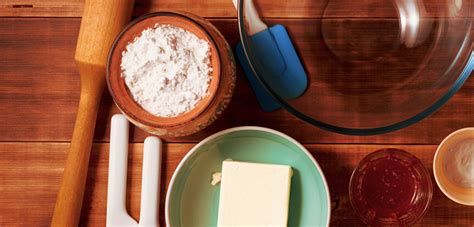 베이커리 재료와 주방 용품은 주제별 배경을 굽기 위한 나무 시골 식탁에 있습니다 목재 재료에 대한 스톡 사진 및 기타 이미지 목재 재료 밀가루 버터 Istock