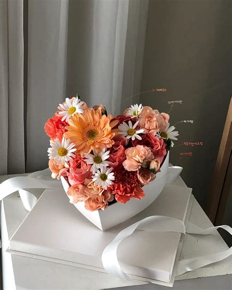 새벽정원 안녕하세요 드디어 새하얀 겨울을 맞이하여 새벽정원 크리스마스 리스 원데이 클래스를 오픈합니다😌💚 11월 12월 크리스마스 리스는 모두 생화로 제작하며