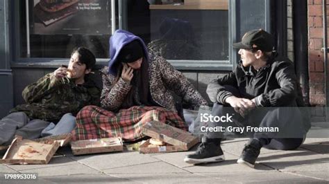 거리 사진 카디프의 거리에서 가난하고 집이 없는 사람들 희망이 없다 홈리스에 대한 스톡 사진 및 기타 이미지 홈리스 거리 영국 Istock