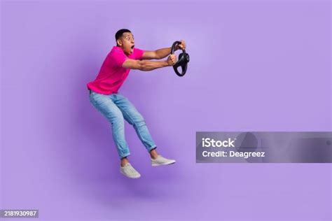 감동받은 사람의 전체 크기 프로필 사진 팔 팔 홀드 휠 절연 절연 보라색 배경 30 34세에 대한 스톡 사진 및 기타 이미지 30 34세 T 셔츠 검정 머리 Istock