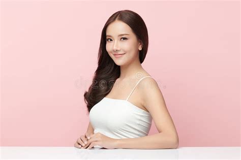 Красивая молодая азиатская женщина с чистой свежей кожей на розовом фоне Косметология Стоковое