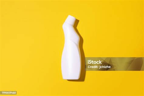 노란색 배경에 청소 제품 가정용 화학 물질 또는 액체 세탁 세제의 흰색 플라스틱 병 맨 위 보기 플랫 레이 공간을 복사합니다