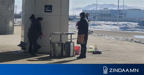 Чингис хаан нисэх буудлын ажилчид цэвэрлэгээгээ хийж байна