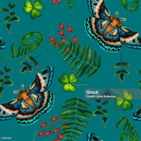 푸른 녹색 나방 야생 숲 버섯 포르치니 고사리 붉은 열매 및 푸른 잔디가 있는 수채화 이음매 없는 패턴 자연 숲 야생 풍경 파란색 배경에 격리된 그림 로즈힙에 대한 스톡