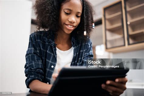 집에서 학교 과제를 수행하는 동안 디지털 태블릿을 사용하는 어린 소녀의 샷 놀기에 대한 스톡 사진 및 기타 이미지 놀기 놀이 아이 Istock