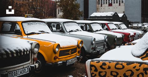 눈으로 뒤덮인 주차된 차들이 줄지어 서 있다 사진 Unsplash의 무료 자동차 이미지