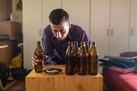 젊은 슬픈 술을 마시는 남자 맥주와 알코올 느낌 낭비 외 롭 고 절망적 인 통증과 정서적 스트레스 사람과 알코올 남용 중독과