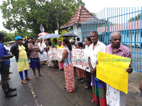 බොන්න වතුර ඉල්ලා ගැමියෝ මහ පාරට බසිති Lankadeepa Online