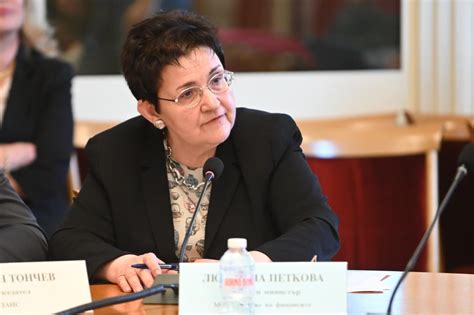 Людмила Петкова застана зад свръхпечалбите на банките няма да ги облагат Информационна