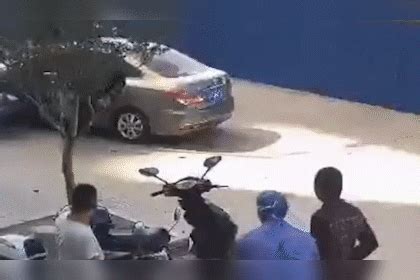 广西轿车撞上路边车直冒浓烟 牙医暂停手术提起灭火器就上 车直 浓烟 暂停