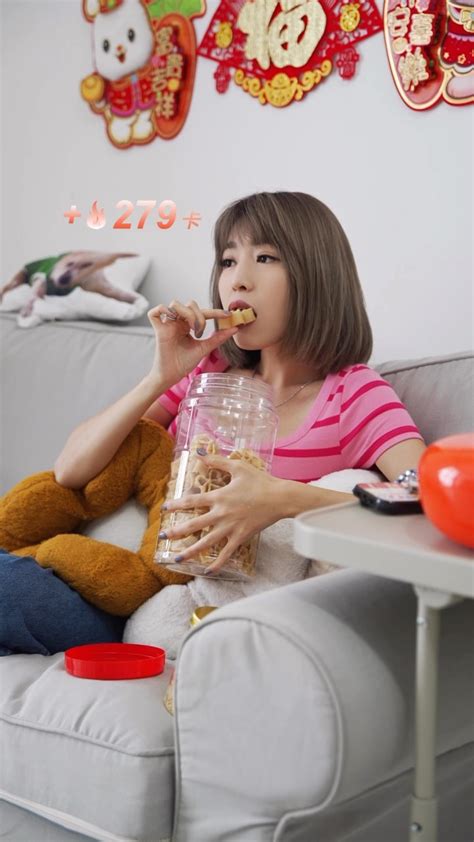 Miko Wong Jie Kee 新年就是抱着年饼、肉干不断的吃吃喝喝🤪🤪🤪 在家的运动全靠pico 4一体机 发现说这很好的开启了和我