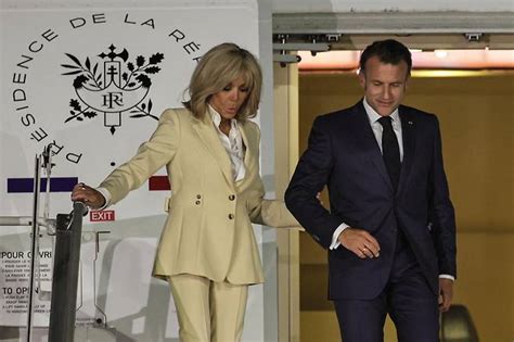 팔짱에 볼뽀뽀까지 손찌검 포착 이틀 뒤 마크롱 부부 ‘다정샷