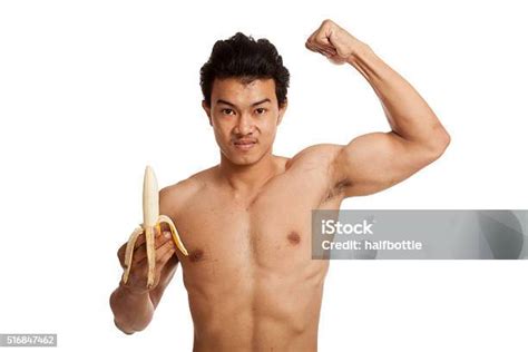 근육질의 아시아판 남자 성과향상을 촉진하는 유연한 팔근육 바나나 6개 들이에 대한 스톡 사진 및 기타 이미지 6개 들이 건강한 생활방식 건강한 식생활 Istock
