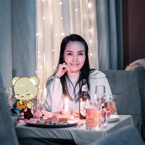 Эмээдээ очиж үнсүүлэхээр хүүхэд шиг баярлаж хөөрөөд өгөх байхаа олж ядаад сүйд болдог доо