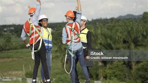다인종 팀 엔지니어링 또는 기술자 또는 계약자가 손을 얹고 손바닥을 모아 힘을 만들고 팀워크에서 단합 힘 및 협력을 보여줍니다 다른 민족 직원은 일반적인 사업을합니다 통합