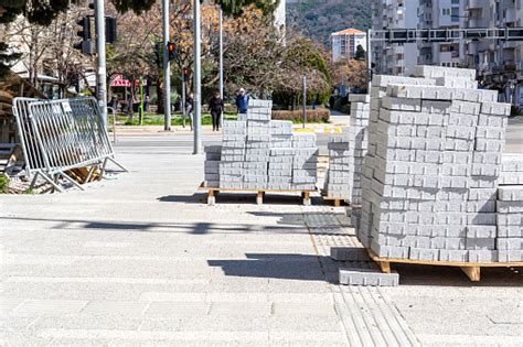 도시 건설 및 보도 개조 프로젝트를 위해 준비된 도시 거리에 쌓인 콘크리트 포장 돌 Bar 몬테네그로 개발에 대한 스톡 사진 및