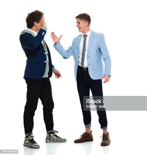 전체 길이2 명1 명의 십 대 소년 만 1819 세 잘 생긴 남자남자형제 우정남자십 대 소년힙스터사람사업가비즈니스 맨 서 서 정장시원한 태도 18 19세에 대한 스톡 사진