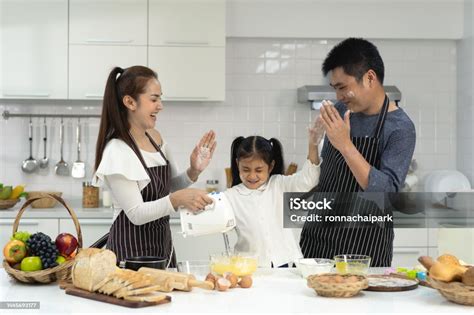 행복한 아시아 가족 과 딸 만들기 반죽 준비 베이킹 쿠키 딸 도움 부모 준비 부모 도움 빵 가족 개념 3 명에 대한 스톡 사진 및 기타 이미지 Istock