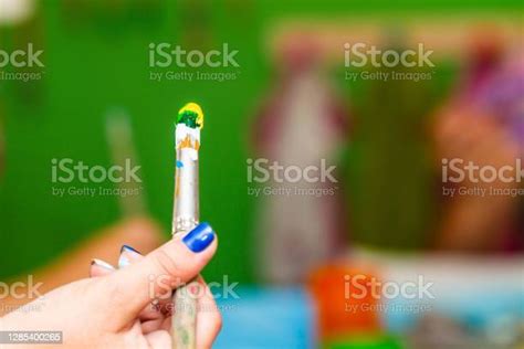 여러 가지 빛깔의 배경에 그녀의 손에 페인트 브러시를 들고 예술가 클로즈업 선택적 초점 팔레트에 대한 스톡 사진 및 기타 이미지 팔레트 교육 디자인 Istock