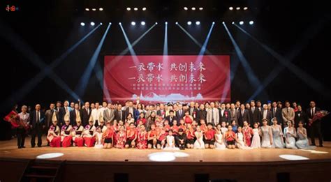 国粹京剧 京剧“登台”戏腔重唱《灯火里的中国》