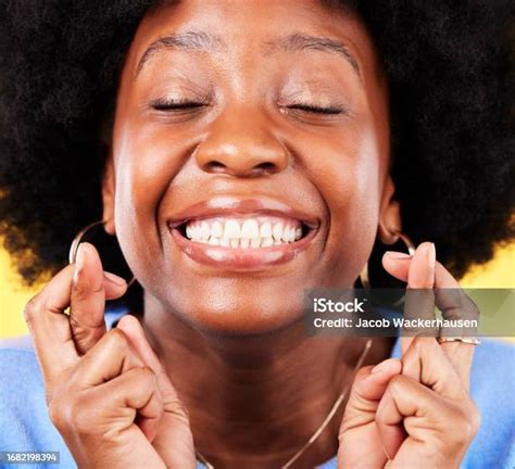 흑인 여성 얼굴 손가락은 경쟁 상금 및 복권에 대한 희망 신뢰 및 낙관주의를 위해 스튜디오에서 교차했습니다 행운을 위한 행복한