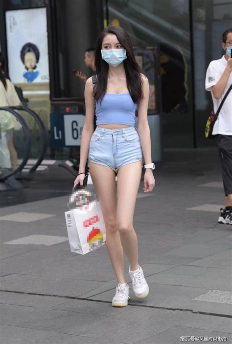 街拍小姐姐穿上牛仔短裤尽显极品美腿 搜狐大视野 搜狐新闻