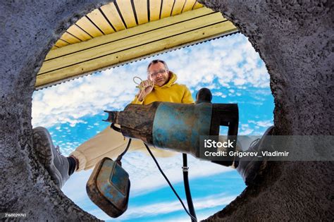 정화조 펌핑 콘크리트 우물 링에 잠수정 하수 펌프를 설치하는 남자의 바닥 모습 정화조에 대한 스톡 사진 및 기타 이미지