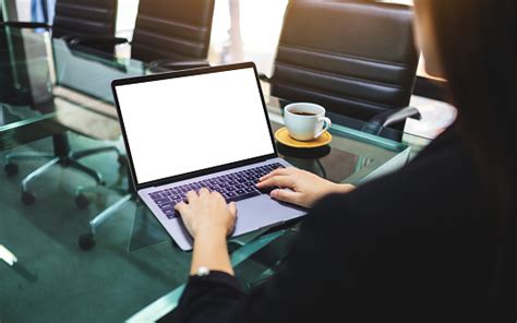 사무실에서 빈 흰색 데스크톱 화면이있는 랩톱 컴퓨터에서 사용하고 입력하는 사업가 공란에 대한 스톡 사진 및 기타 이미지 공란