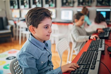 최신 컴퓨터 학교 교실에서 데스크톱 컴퓨터를 사용하는 어린이 고등학교에 대한 스톡 사진 및 기타 이미지 고등학교 비어 있음 의자 Istock