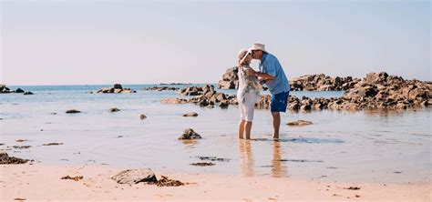 Download Cute Romantic Couple Beach Picture