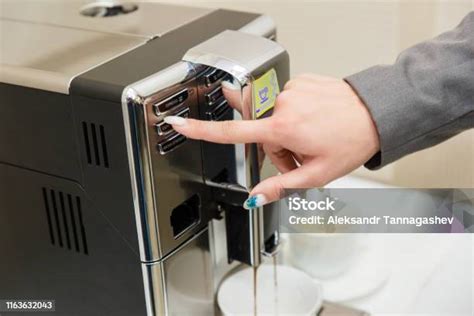 소녀는 커피 머신에서 커피를 만드는 모드를 선택합니다 여성의 손은 커피 머신의 버튼을 누릅니다 갈색에 대한 스톡 사진 및 기타