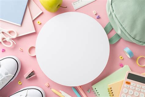 세련된 소녀 학교 장비 장면 문구류 가방 펜 눈금자 접착 테이프 가위 일기 알파벳 문자 등을 파스텔 핑크 배경에 올려 놓은 모습 텍스트 또는 광고를 위한 빈 원 등에 대한