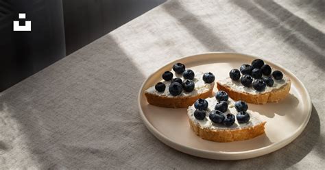 테이블에 컵케이크가 있는 흰색 세라믹 접시 사진 Unsplash의 무료 따뜻한 빛 이미지